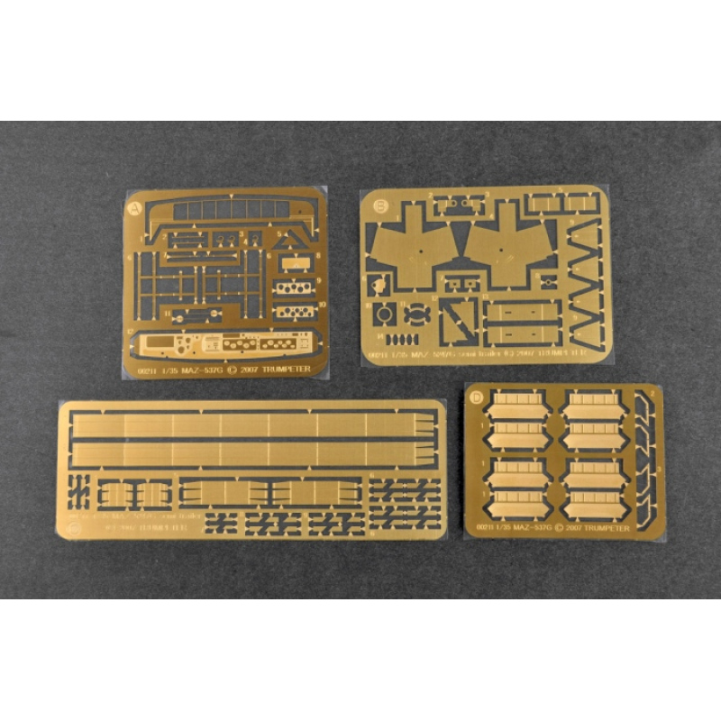 Trumpeter 01089 - 1/35 MAZ-545 Transporter w. CHMZAP-5247G Semi-trailer